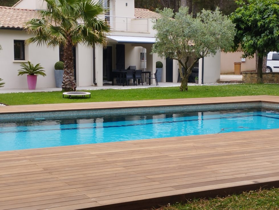 Réalisation de plages de piscine en bois – Agencement des commodités ...