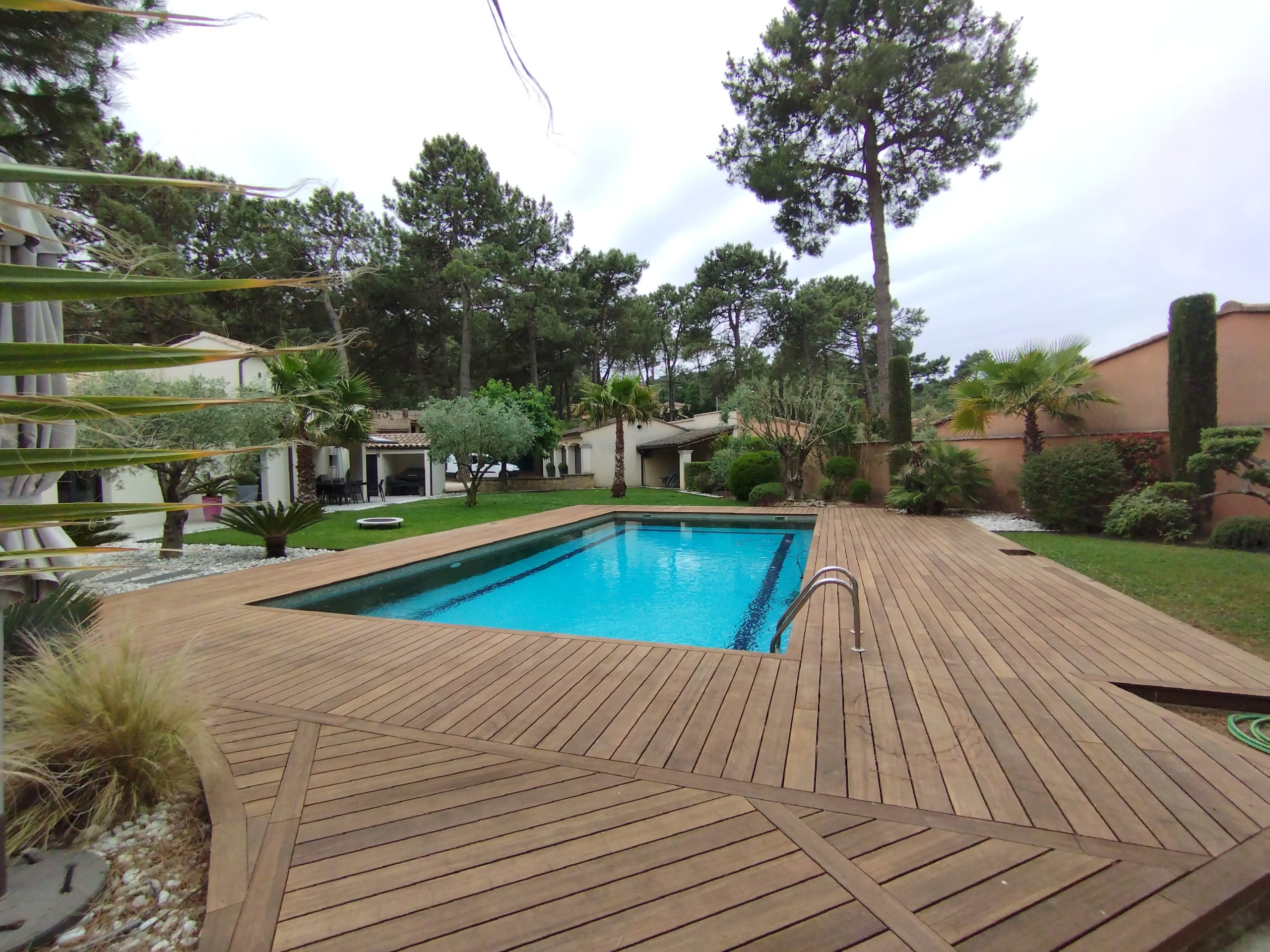 Réalisation de plages de piscine en bois – Agencement des commodités ...