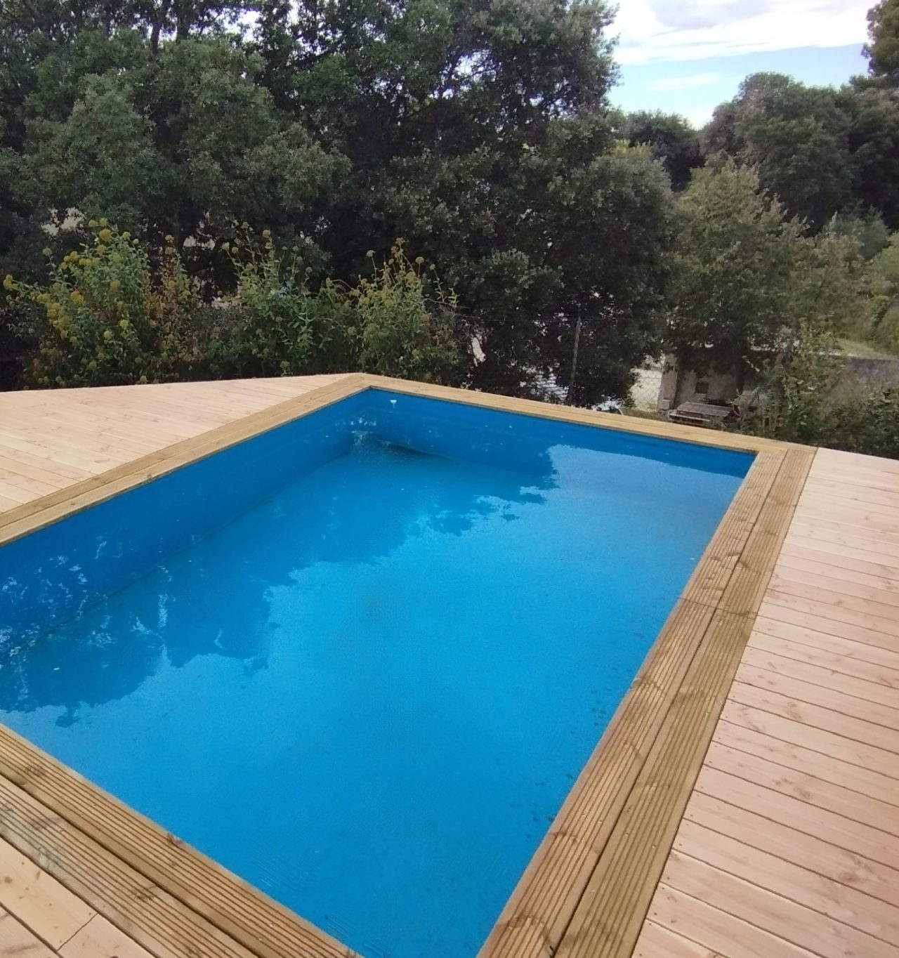 Réalisation de plages de piscine en bois – Agencement des commodités ...