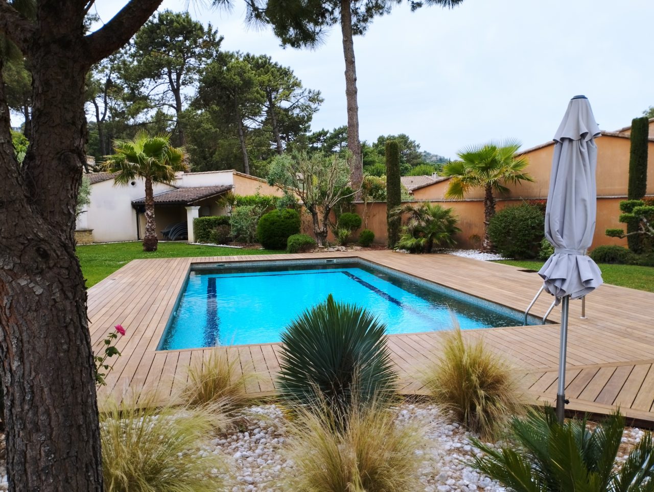 Réalisation de plages de piscine en bois – Agencement des commodités ...