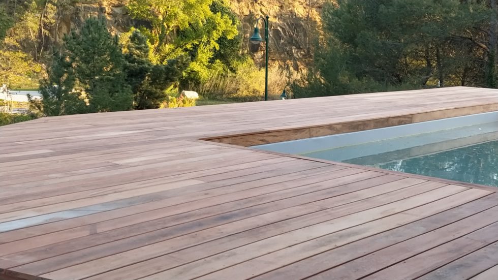 Réalisation de plages de piscine en bois – Agencement des commodités ...