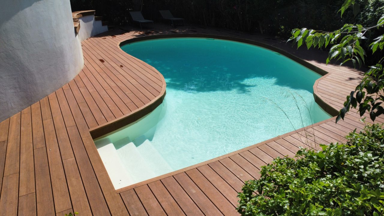 Réalisation de plages de piscine en bois – Agencement des commodités ...