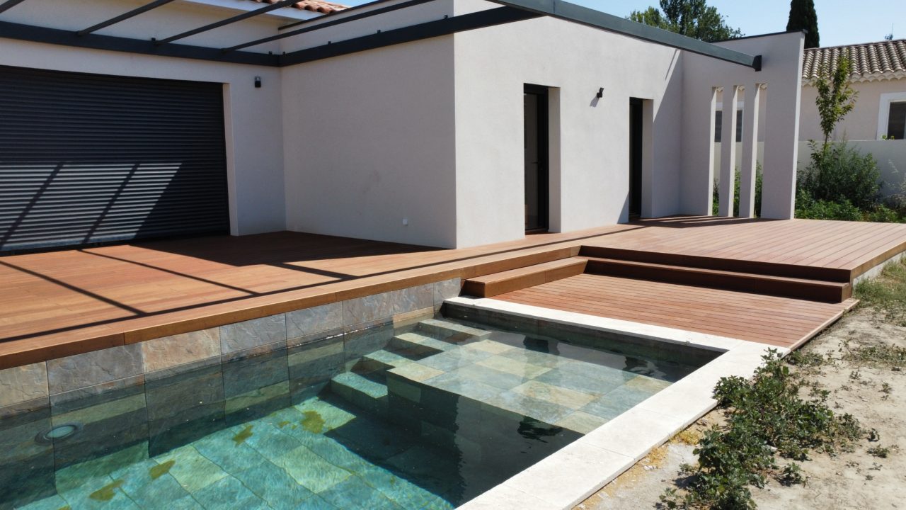 Réalisation de plages de piscine en bois – Agencement des commodités ...