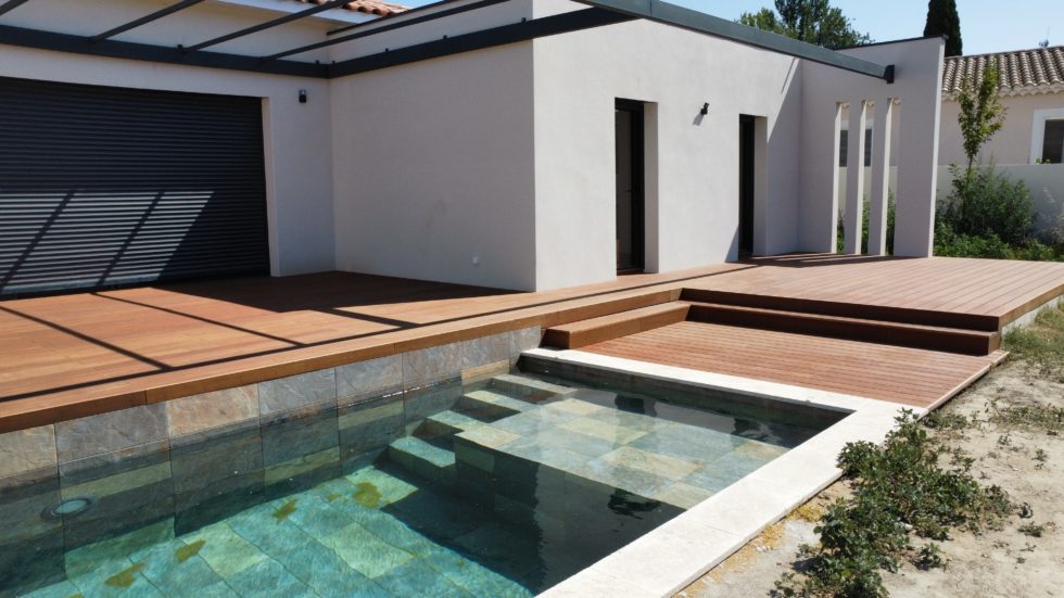 Réalisation de plages de piscine en bois – Agencement des commodités ...